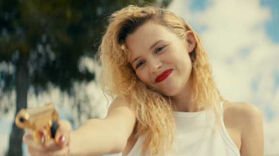 Clip "La Thune" : Angèle met en scène sa vie de braqueuse bling-bling