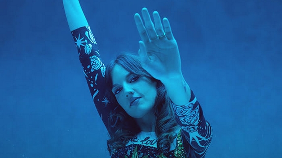 Jain la tête dans les étoiles pour son nouveau single onirique "Cosmic Love"