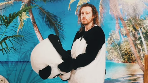 Clip "Coco Câline" : Julien Doré se rêve en panda pour les vacances