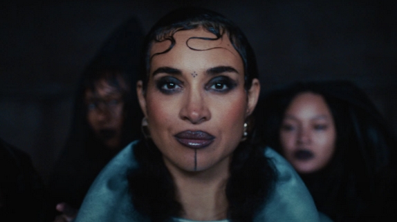 Camélia Jordana célèbre ses racines et invite un célèbre artiste dans le clip "Win Rak"