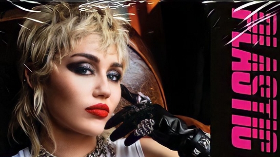Miley Cyrus dévoile la tracklist de l'album "Plastic Hearts" avec Dua Lipa, Joan Jett...