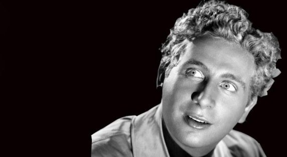 Charles Trenet est le "Le fou chantant" dans les expositions de Paris ...