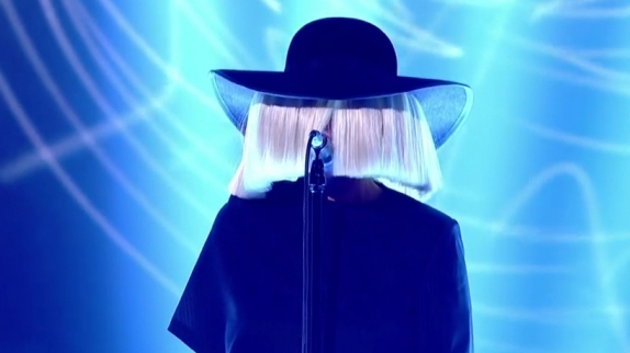 "The Voice UK" : Sia interprète "Elastic Heart" de face... mais cachée ...