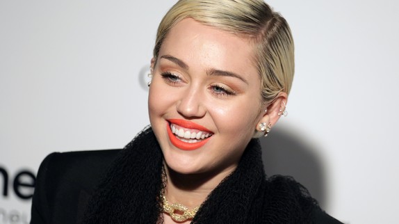 "Hands of Love" : Miley Cyrus appelle à la tolérance sur la BO du film ...