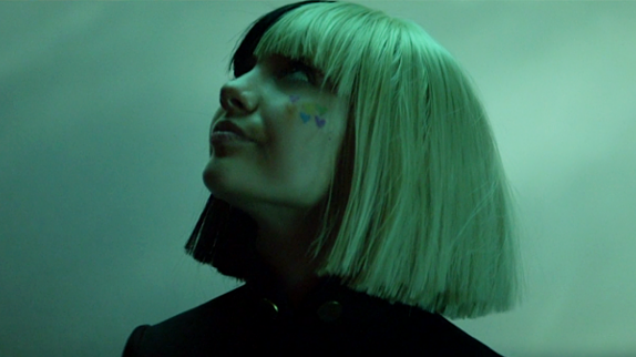 Clip "Rainbow" : Sia et Maddie Ziegler voient la vie en couleurs pour ...
