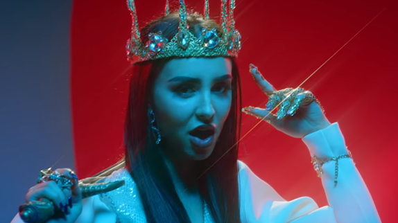 Clip "Do It Yourself" : ILIRA se révèle sur un hymne pop féministe