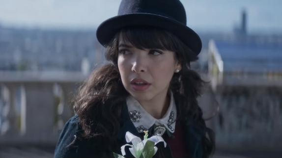 Clip "Parle à ta tête" : Indila traverse Paris pour son grand retour