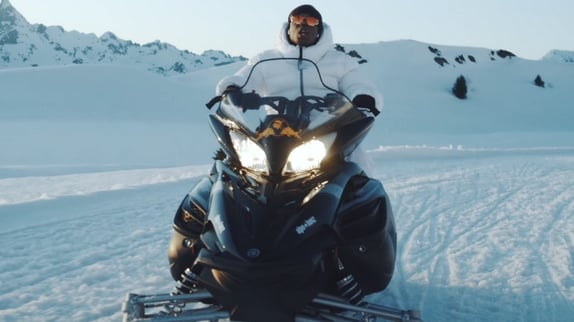Clip "Zipette" : Ninho part à la neige pour célébrer son succès