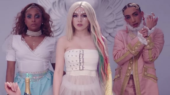 Clip "Kings and Queens" : Ava Max prend le pouvoir sur son nouvel hymne pop