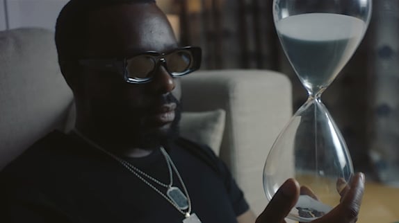 Gims mesure le temps qui passe dans "Horizon", son nouveau clip nostalgique