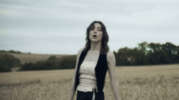 Birdy éprise de liberté dans "Paradise Calling", son nouveau clip avec ...