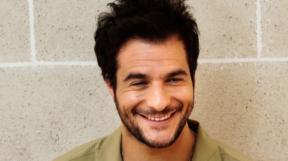 Amir se relève après les épreuves sur "Sommet", son nouveau single pop-rock