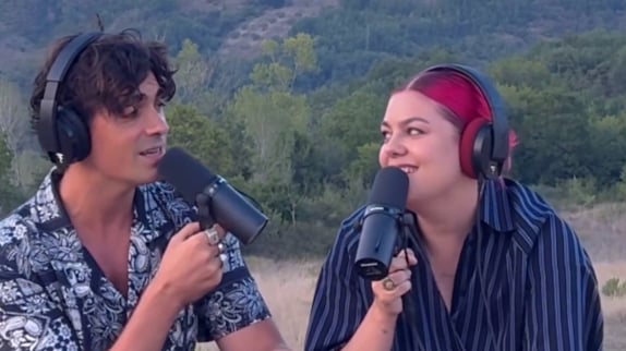 Louane chante en duo avec son compagnon Florian Rossi, et c'est beau à ...