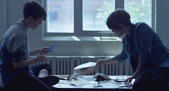 Tegan and Sara dénoncent une génération connectée dans le clip "Goodbye ...
