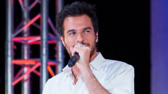 Amir reporte sa tournée et annonce une série de concerts intimistes