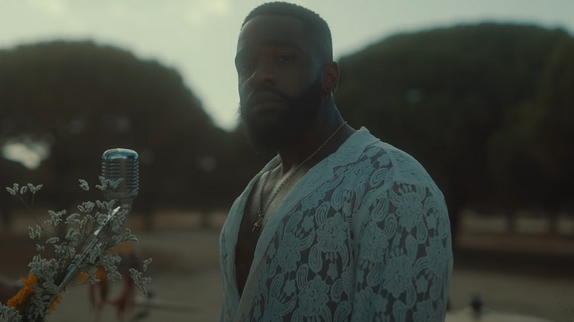 Clip "Dis-moi comment" : Tayc laisse parler sa mélancolie sur son ...