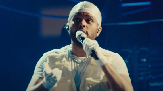 The Weeknd offre un aperçu explosif de ses concerts dans le clip "Popular"