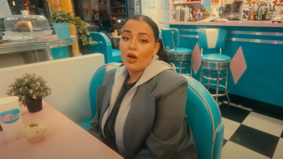 Marwa Loud en quête du grand amour dans le clip "Baby Love"