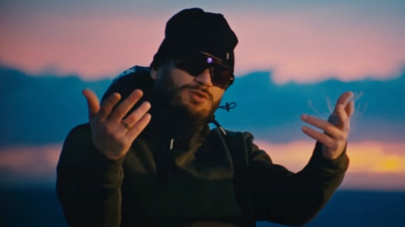 Jul sort l'album "Décennie" et dévoile le clip romantique de "Love de toi"