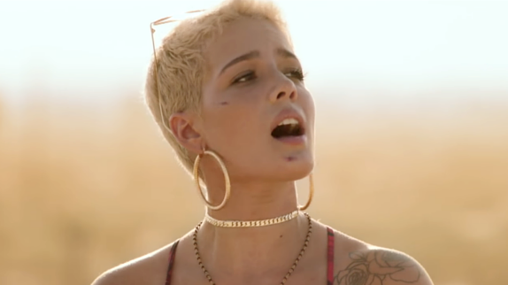 Clip "Bad At Love" : Halsey part en road trip dans le désert