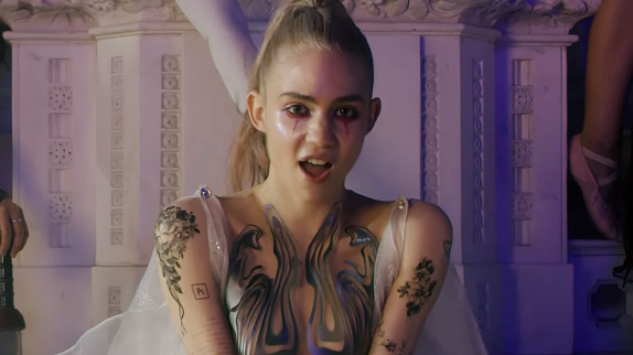 Clip "Violence" : Grimes se mue en déesse de la guerre avec i_o