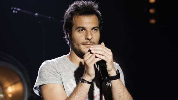 Amir reporte le début de sa tournée et annonce un concert virtuel en ...