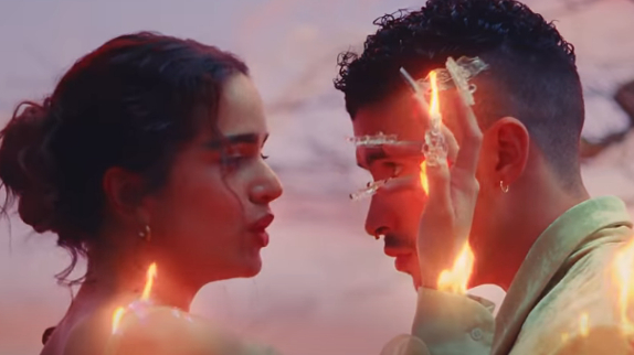 Clip "La Noche De Anoche" : Bad Bunny et Rosalia brûlent de désir