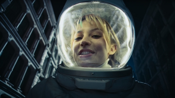 Clip "Libre" : Angèle et son chien font de New York leur terrain de jeu