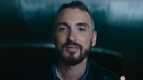 Christophe Willem défie les lois de la gravité dans le clip "J'tomberai ...