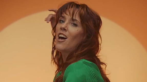 Zaz réchauffe les coeurs avec "De couleurs vives", son nouveau clip ...