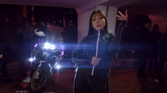 Mademoiselle Lou brille sur "Si tu savais", son nouveau clip envoûtant