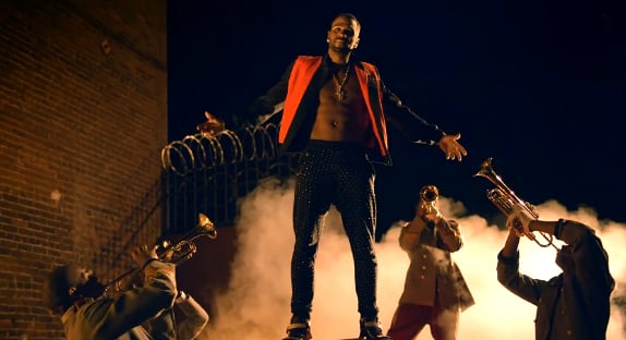 "Trumpets" : Jason Derulo se la joue romantique dans son nouveau clip jazzy