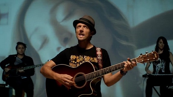 Clip de "Long Drive" : Jason Mraz promeut les nouvelle BMW écolos