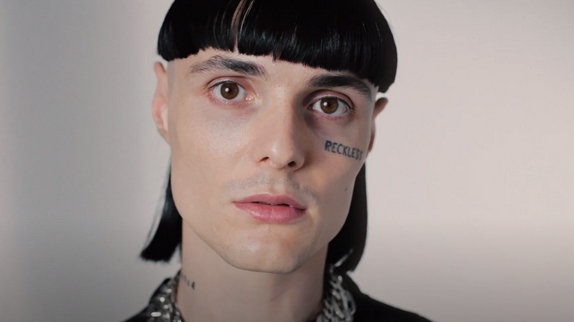 Aime Simone cartonne avec "Shining Light", le tube du moment : son clip