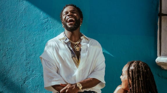 Tayc fait rayonner l'amour sous le soleil de Saint-Domingue dans le ...