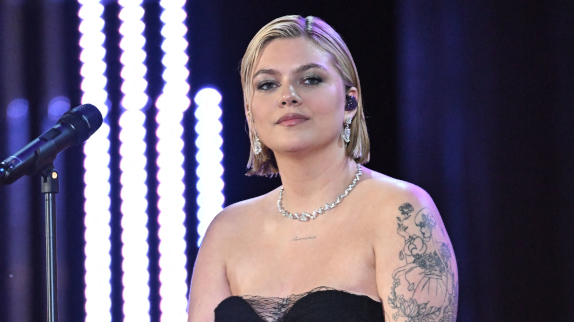 "C'était trop dangereux" : Louane s'excuse après une fin de concert ...