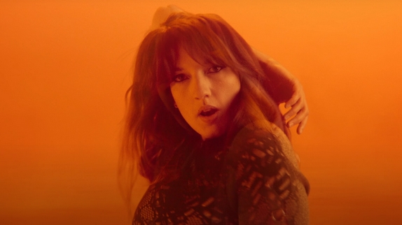 Jain se dédouble dans un univers coloré pour le superbe clip "Night ...