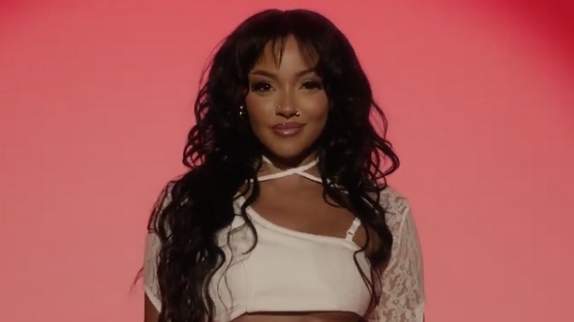 Wejdene met "Le Feu" dans son nouveau clip sensuel dédié au R&B