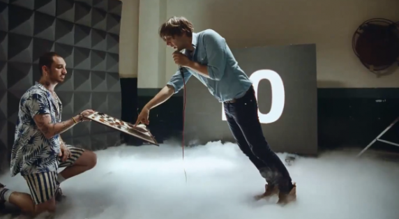 Phoenix dévoile le clip déjanté de son nouveau single "Trying To Be Cool"