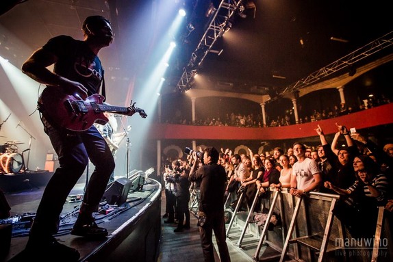 Attentat au Bataclan : un photographe du concert raconte et diffuse ses ...