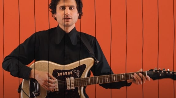 Clip "Chut" : Adrien Gallo signe un retour en solo plus 70's que jamais