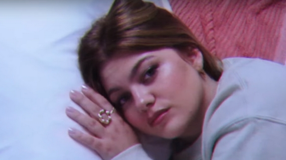 Louane plus intime que jamais dans son nouveau clip "Secret"