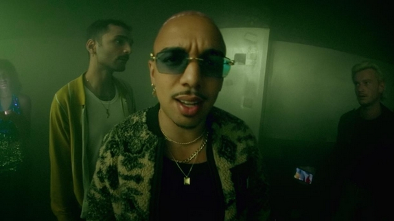 Benny Adam nous emmène à "Pigalle" dans son clip en VR