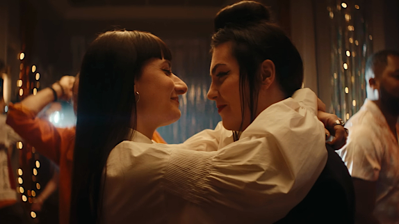 Hoshi amoureuse de sa compagne Gia dans le clip inspirant "Puis t'as ...