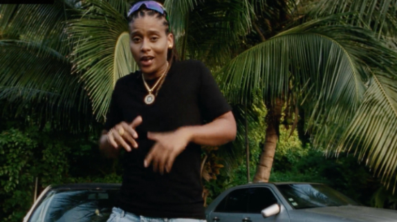 Meryl présente sa "Dernière escale" dans son nouveau clip envoutant