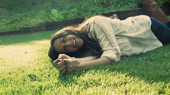 Clip de "Big Sur" : Alanis Morissette radieuse avant de monter sur scène