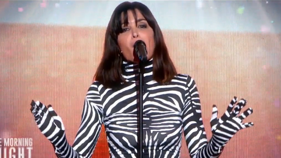 Jenifer chante l'hymne national américain dans "Le Morning Night" sur ...
