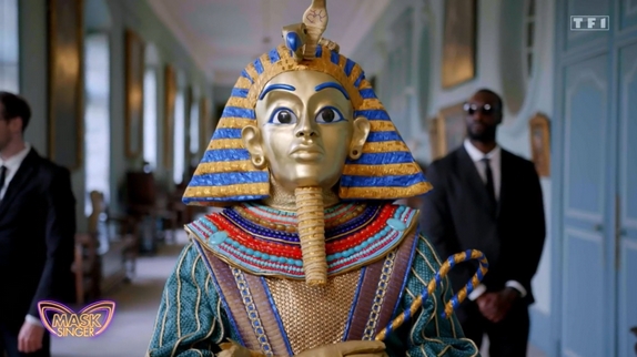 Mask Singer : qui est le Pharaon ? Les indices sur la célébrité costumée