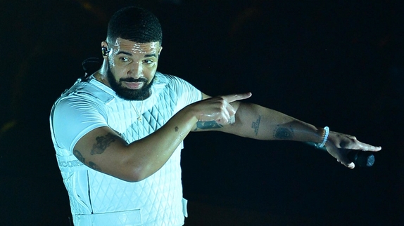 Incroyable mais vrai : en plein concert, Drake offre 50.000 dollars à ...