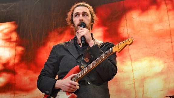 Hozier part en live dans le clip de son tube viral "Too Sweet" : regardez
